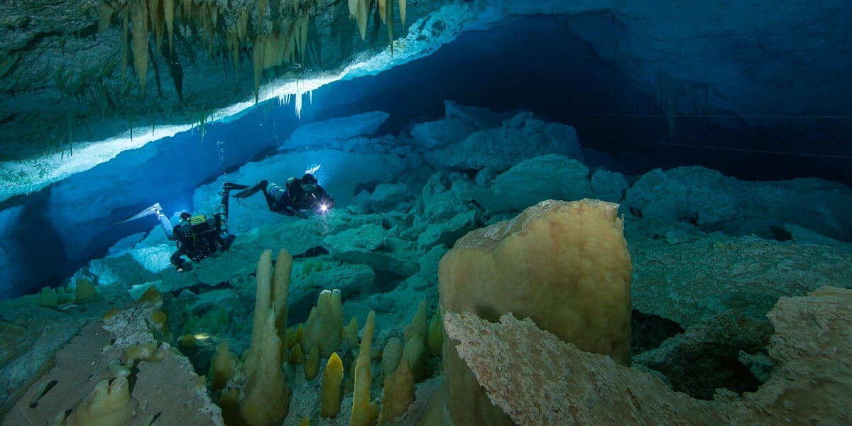 Watch 90 seconds of claustrophobic cave diving +video+