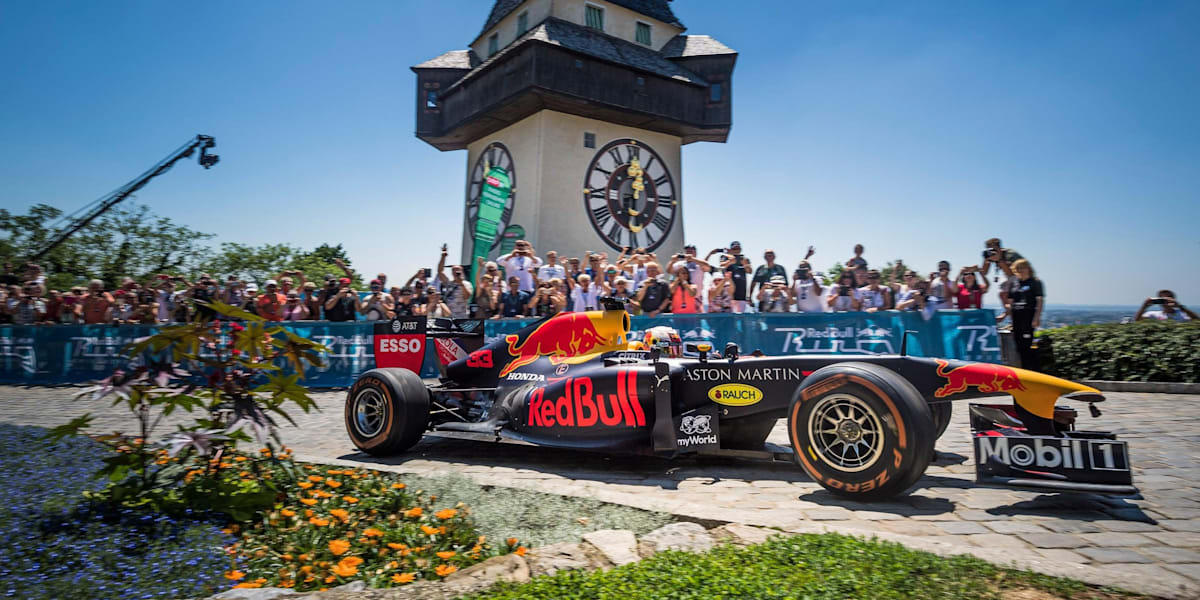 Red Bull Racing Showrun: Max Verstappen in Graz – video