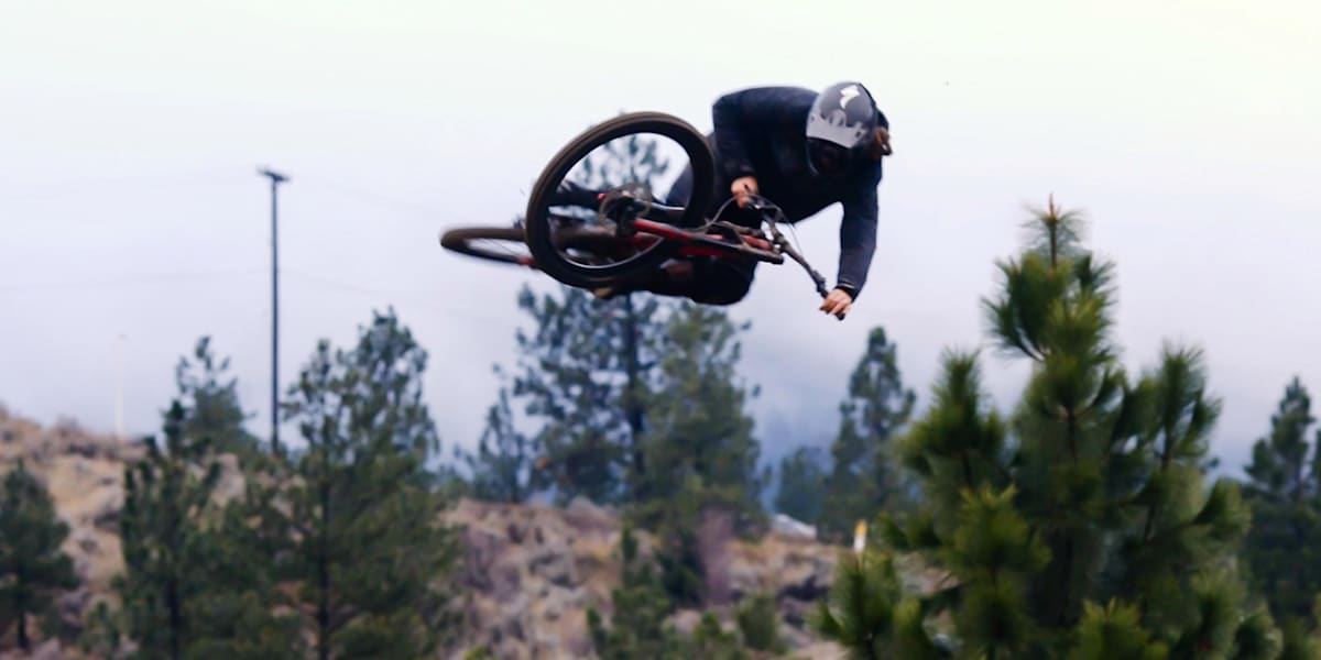 Raw 100: Downhill agresiv cu Matty Miles