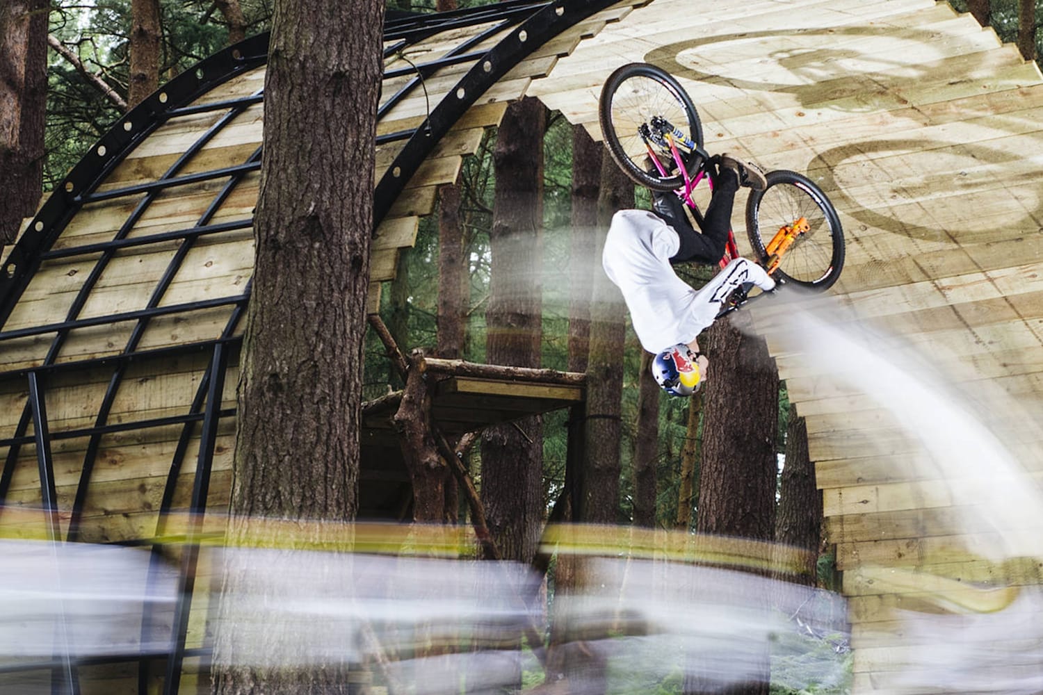 MTB Raw S1 E5: Matt Jones' Geheimbasis