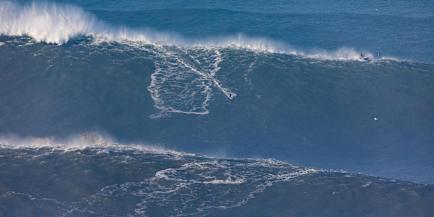 Nazaré surf reaches new heights ++images++
