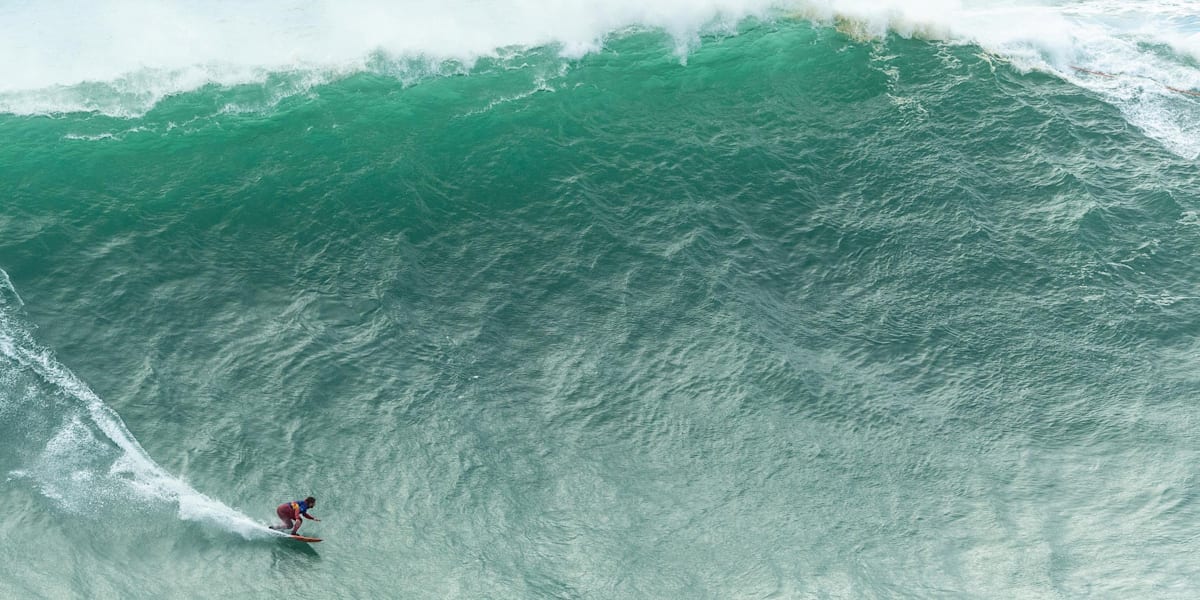 Session de surf à Nazaré sur les swells XXL de novembre