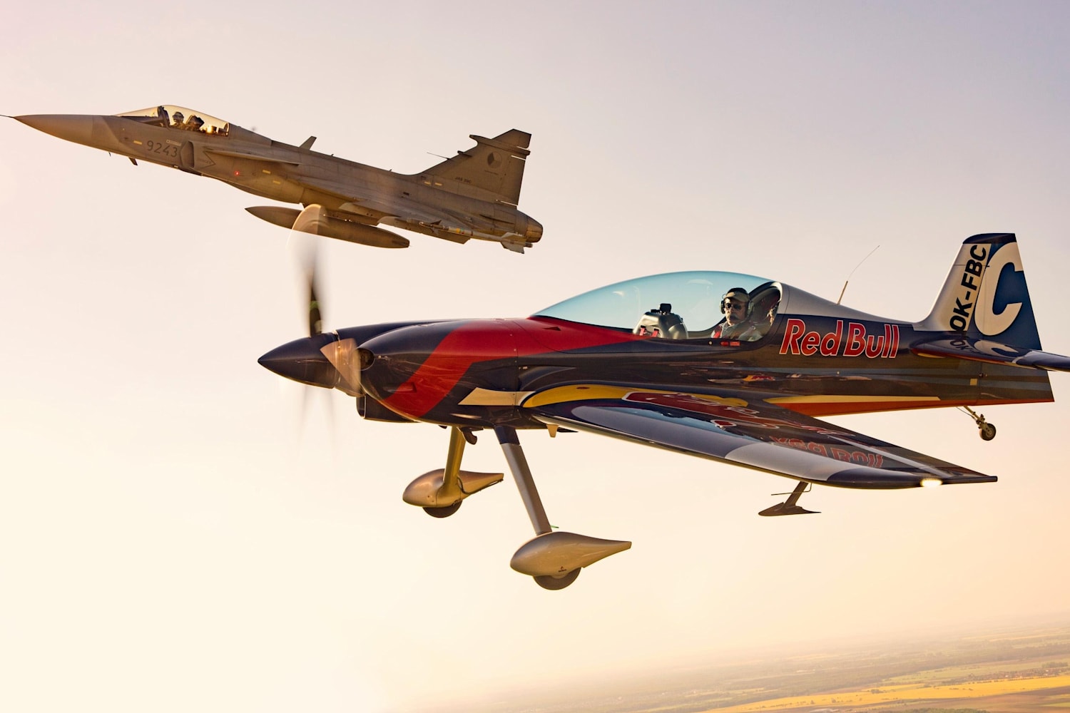 震撼! 世界顶级飞行队Flying Bulls编队表演堪比航展