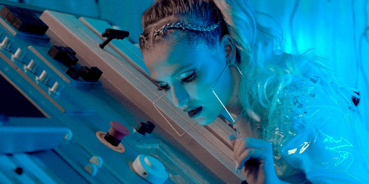 MÚSICA: Sofia Coll The Way You Make Me Feel videoclip