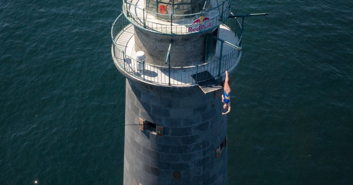 Ellie Smart cliff dives from Minots Lighthouse – video