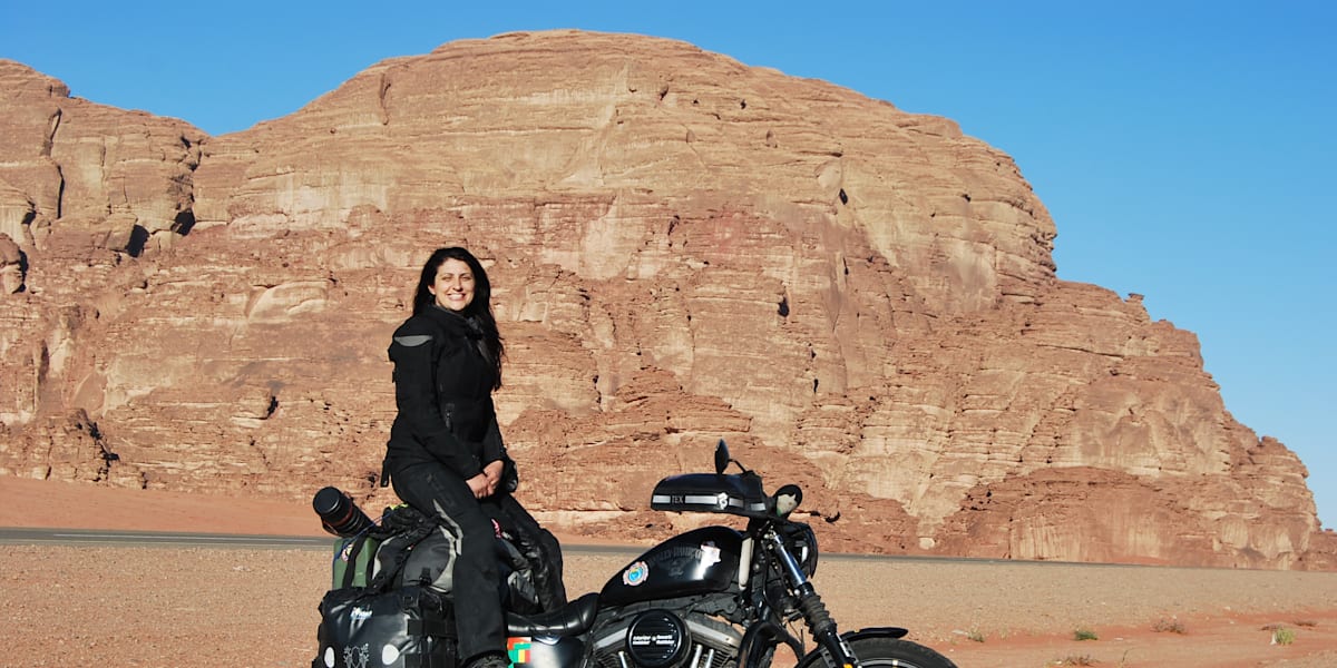 Elena Axinte călătorește pe motor în jurul lumii