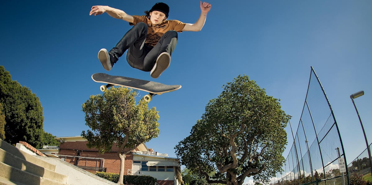 El suizo Simon Stricker hace un nollie heelflip