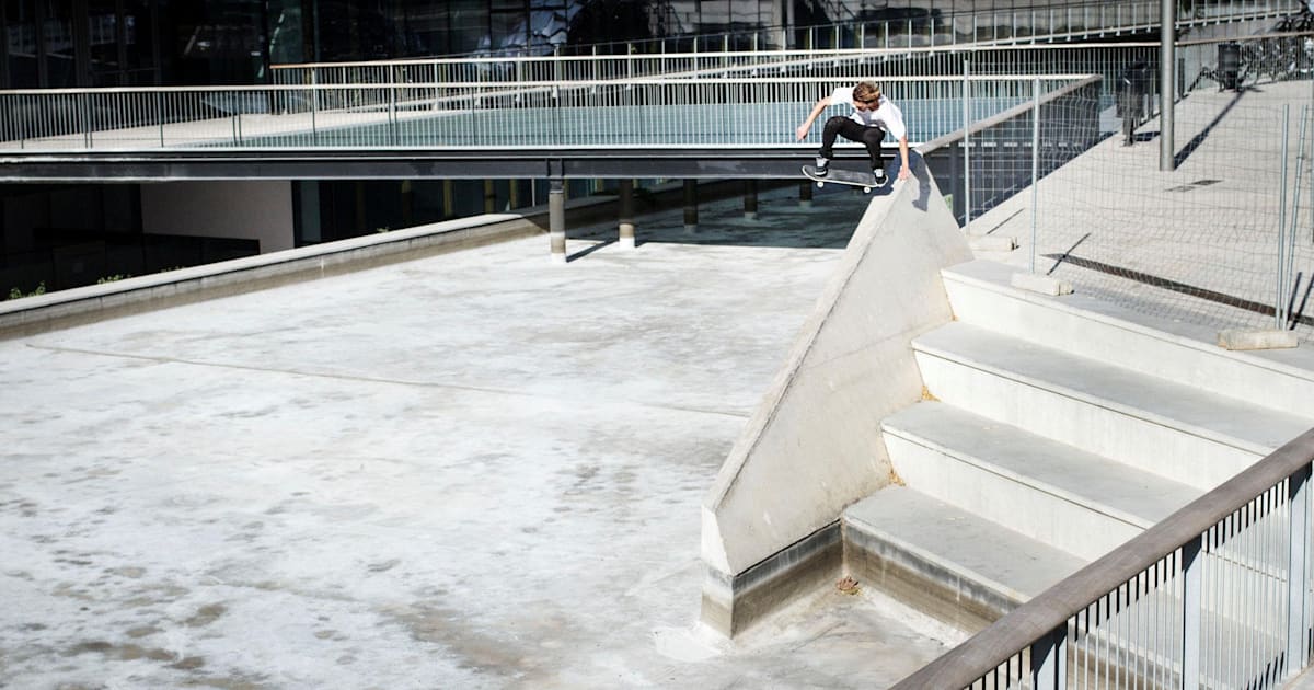 German skater Mark Frölich takes a massive drop