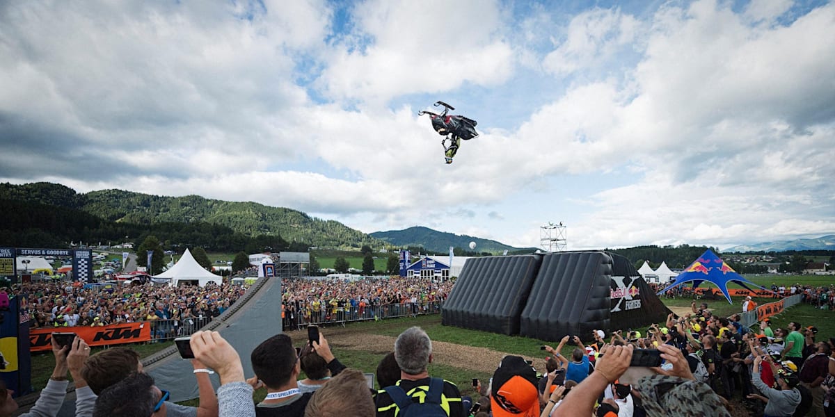 Snowmobil Sprung bei der MotoGP + Daniel Bodin Video