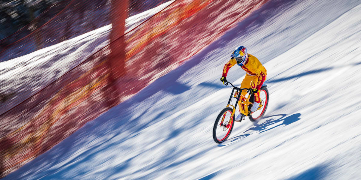 Nejnebezpečnější sjezdovka Streif. Na kole, lyžích i F1