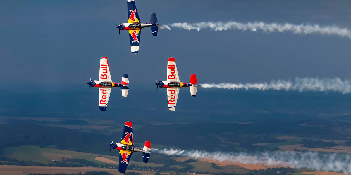 Red Bull 飞行联队完美编队飞行创纪录