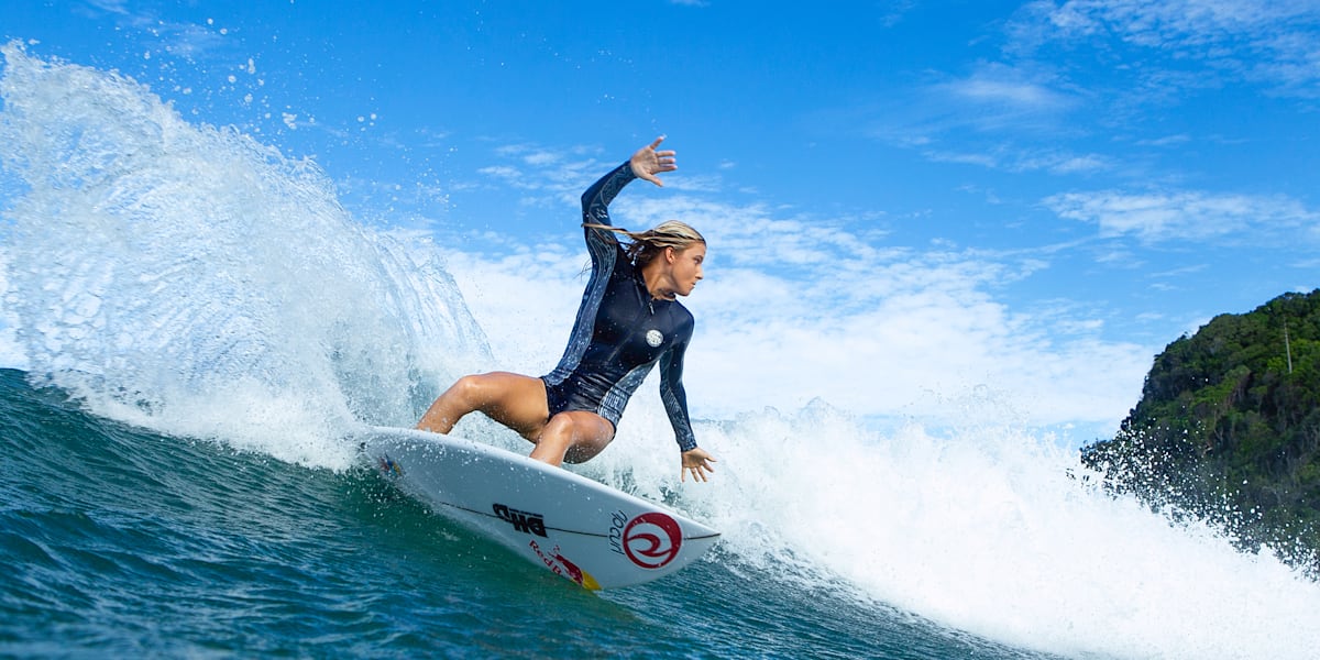 Molly Picklum: teen surfer qualifies for 2022 WSL Tour