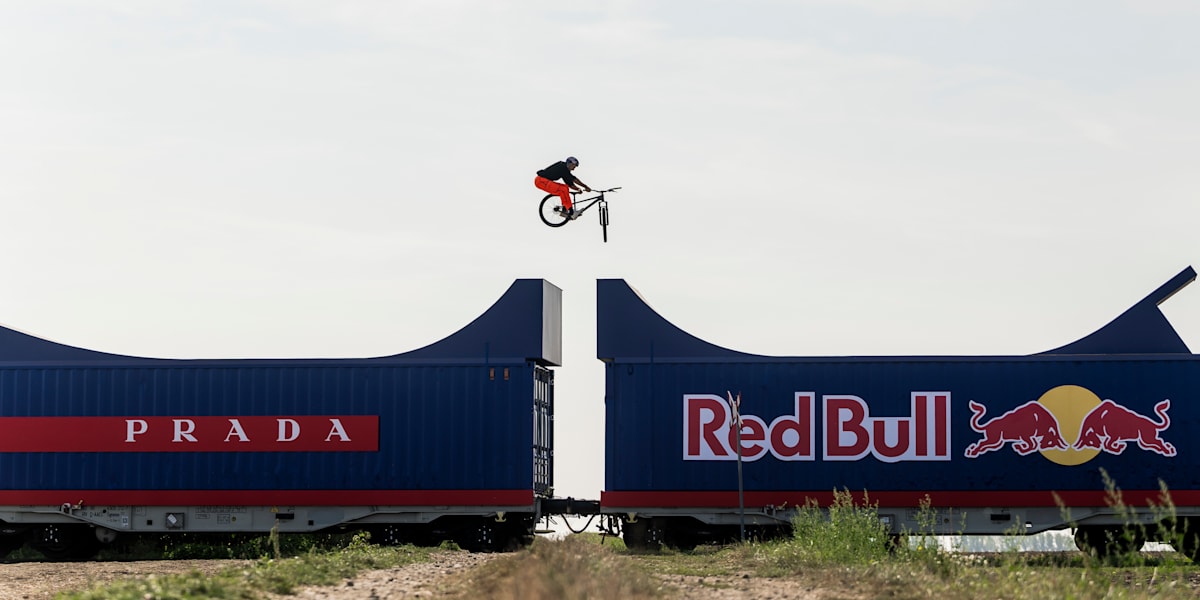 【Red Bull Bike Express】：走行中の列車の上でMTBスロープスタイル！| 動画 | レッドブル