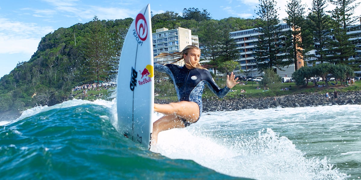 Molly Picklum World Surf League rookie – video