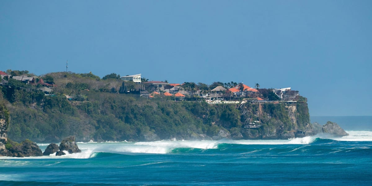Surf sur le plus gros swell du siècle à Bali, Indonésie