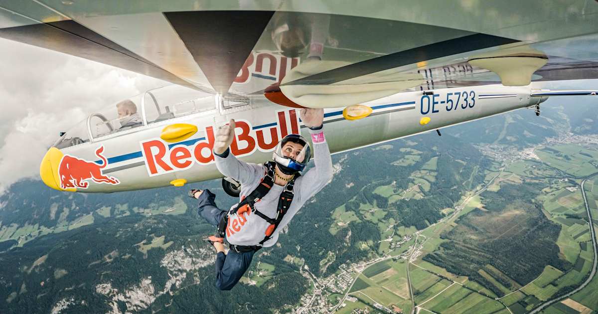 Epic feat: climber conquers 8a route on flying plane – video