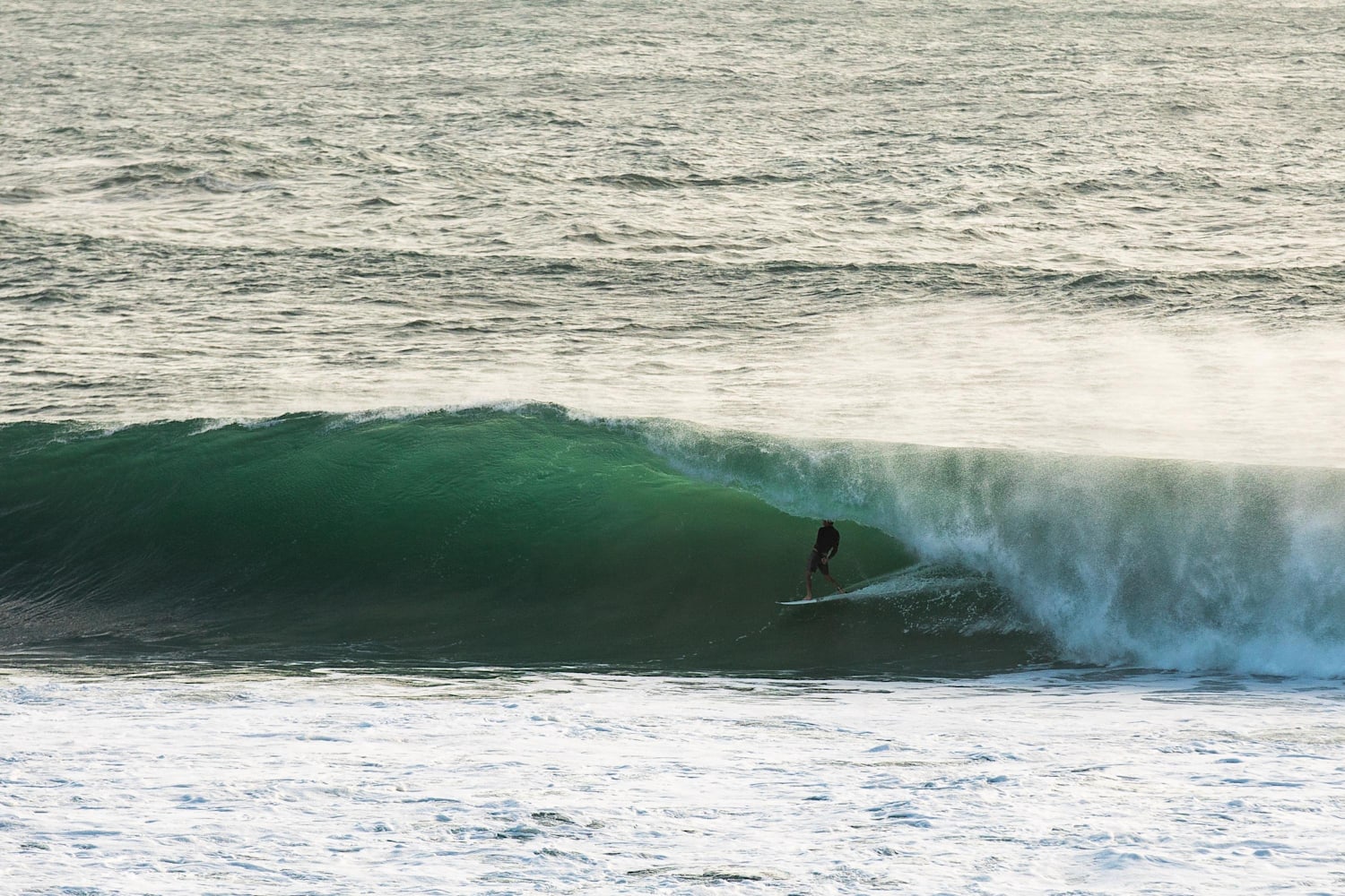 Cyclone Oma Queensland: *Surfing* cyclone swell