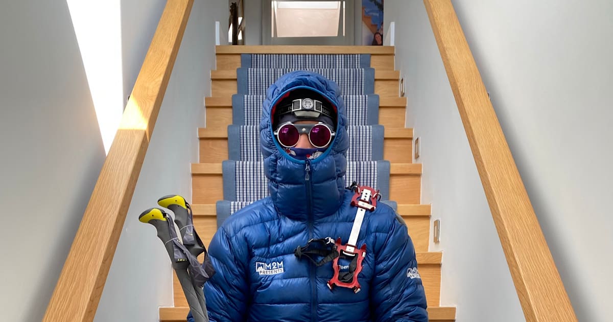 Ed Jackson escala el Everest en la escalera de su casa