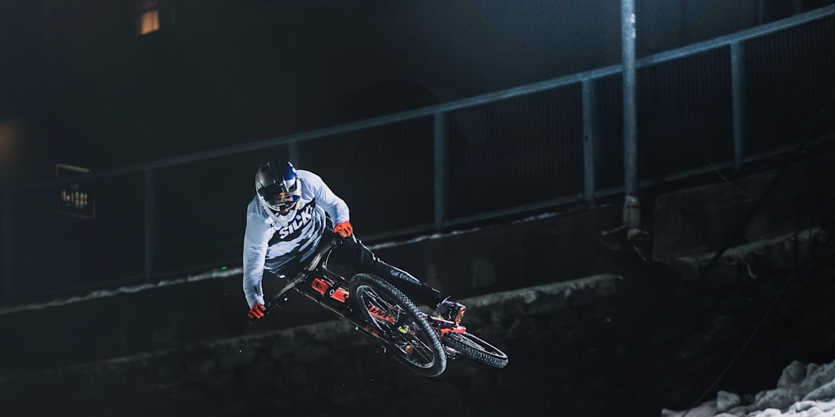 Fabio Wibmer rockt den Kurs bei Red Bull PlayStreets