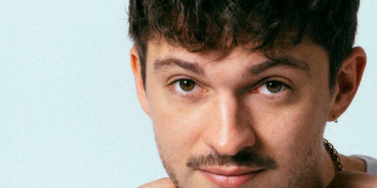 Im Porträt: Sänger Rian über Humor, Familie & seine Anfänge