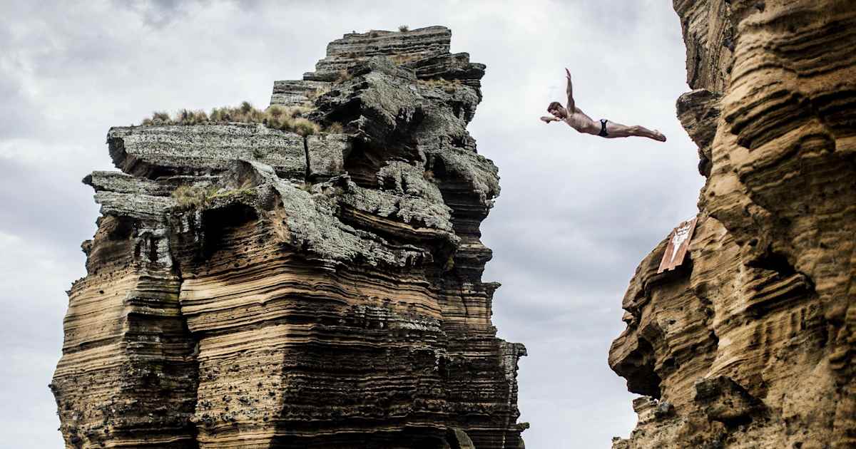 Gary Hunt wins Red Bull Cliff Diving Portugal 2015