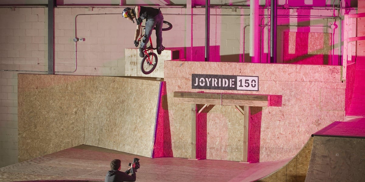 Drew Bezanson v domačem BMX parku Joyride 150