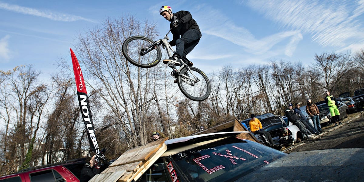 Video: Aaron Chase ile Hurdalıkta Bisiklet Yarışı