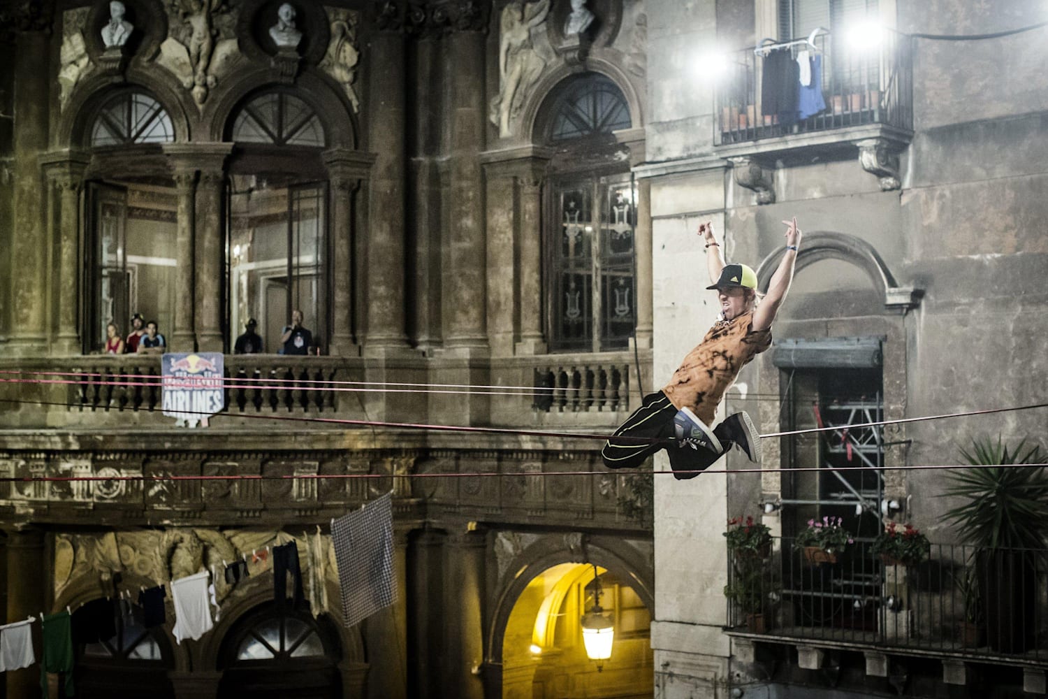 Red Bull Airlines slacklining in Sicilia a Catania