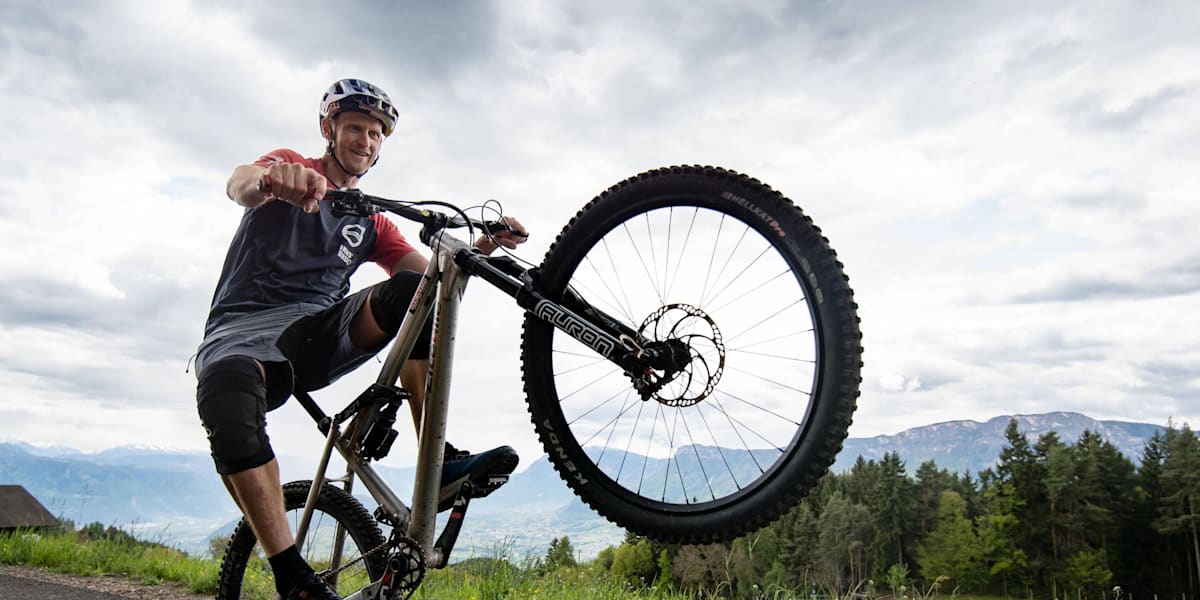 Rob Warner and Tom Oehler – how to wheelie video
