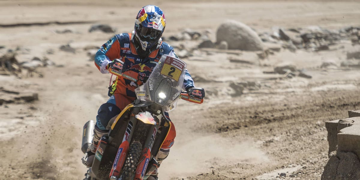 Dakar Rally: See a KTM motorcycle rebuilt in high speed