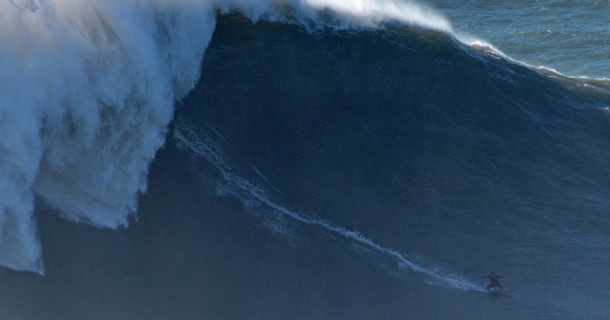 Justine Dupont surfs biggest wave in Nazaré, Portugal