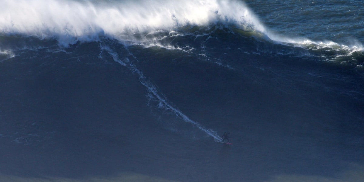 Justine Dupont surfe une vague record à Nazaré en vidéo
