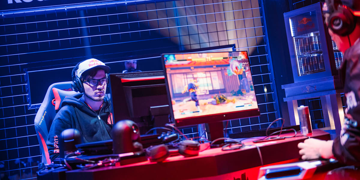 Big Bird on Street Fighter League Season 3 | Red Bull