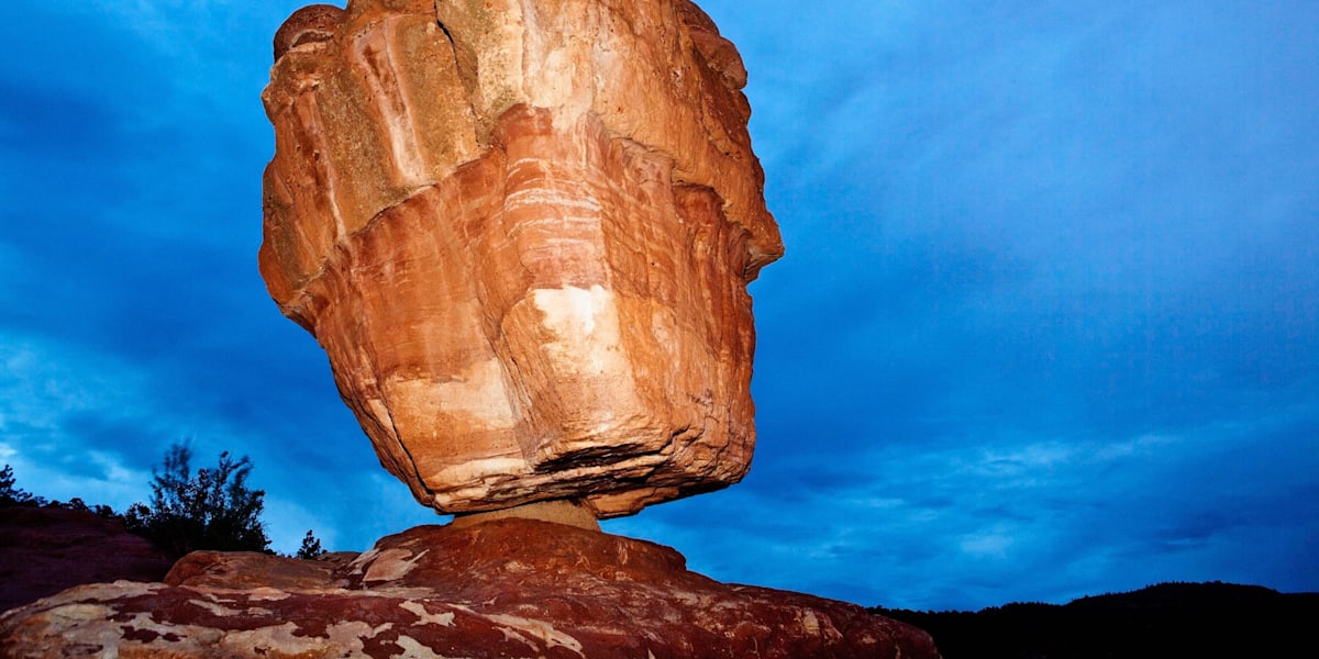 10 grandes rocas con poco equilibrio a punto de caer