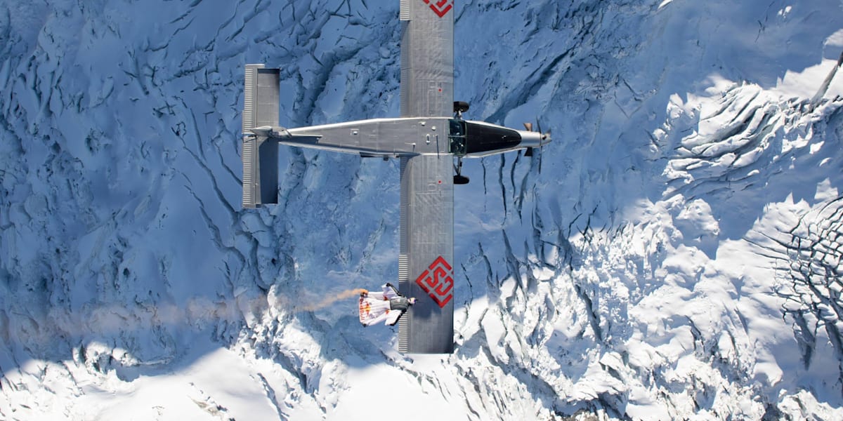 Soul flyers fly into mid air plane