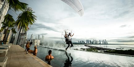 Rafa Goberna: Watch him paraglide over Panama City