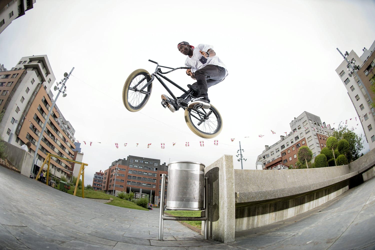 Courage Adams en BMX à Madrid dans Lined Up ! Vidéo BMX