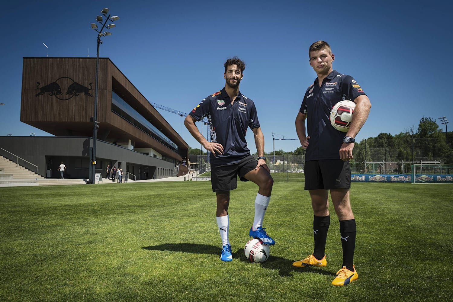 Verstappen/Ricciardo football training *video* Red Bull