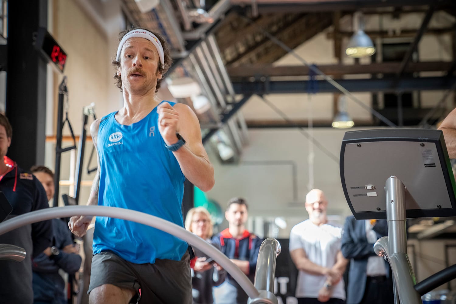 Florian Neuschwander sets 50km indoor running record