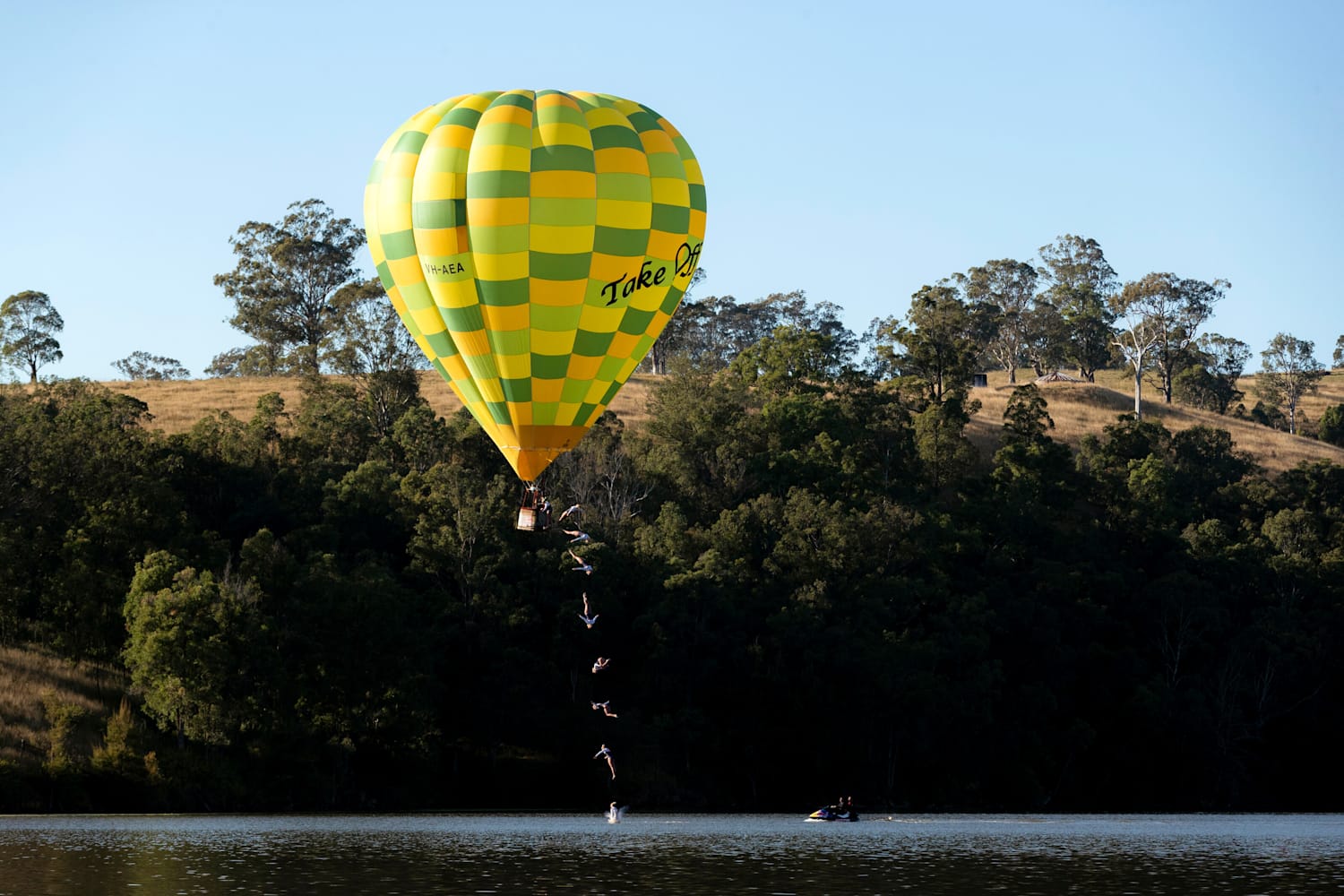 Rhiannan Iffland's dive out of a moving hot air balloon