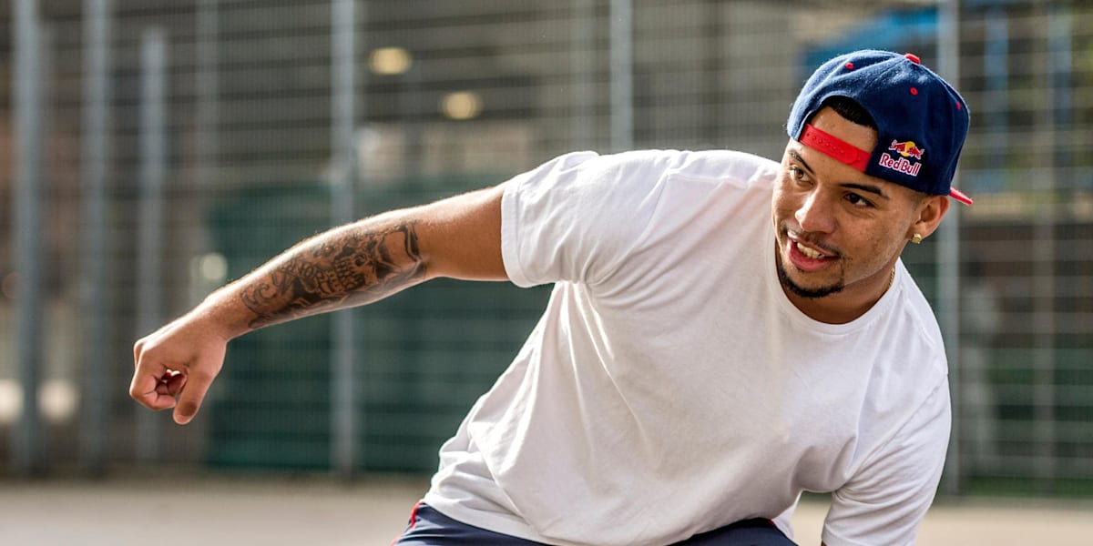 Timbo Gonzalez - Handball Pro Discovers Eton Fives