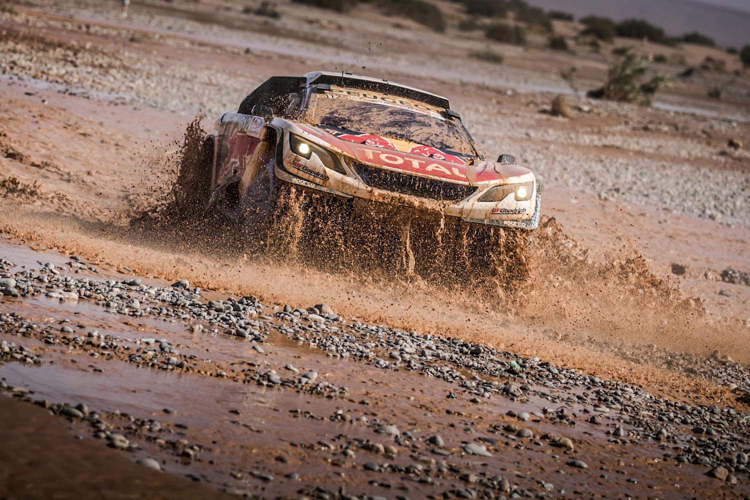 Rally Raid: Sebastien Loeb repairs to his car +video+