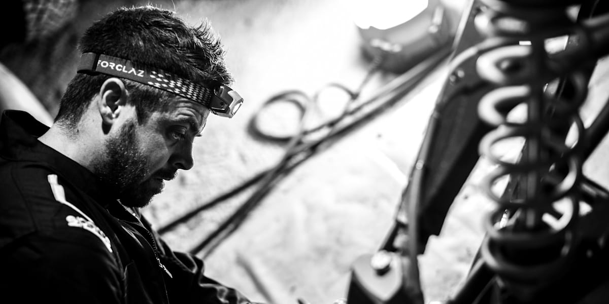 Eddy di ScuolaZoo incontra i meccanici della Dakar 2023