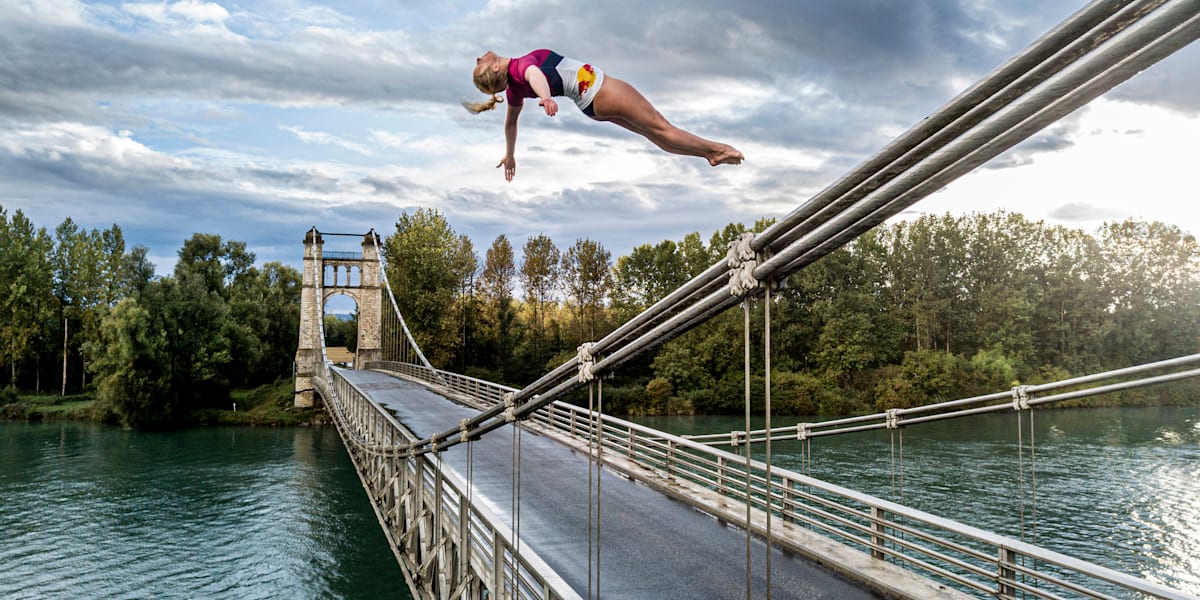 Red Bull Cliff Diving: Rhiannan Iffland dives in France