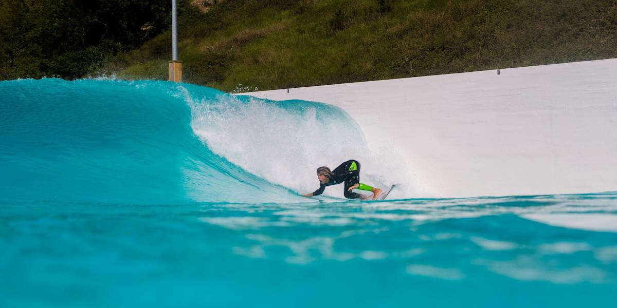 Mateus Herdy surfea en Wavegarden