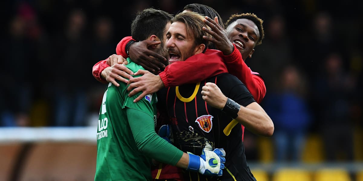 Top 10 des plus beaux buts de gardiens | Foot - Vidéos