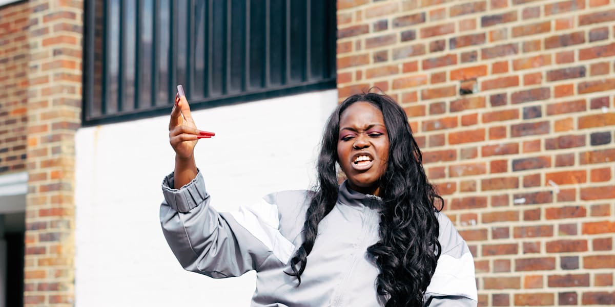 Intervista a Lina Simons per il singolo Shaku Shaku