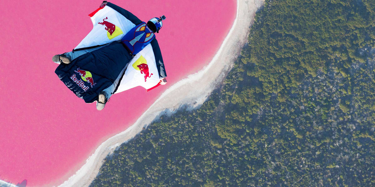 A flight over the pink lake