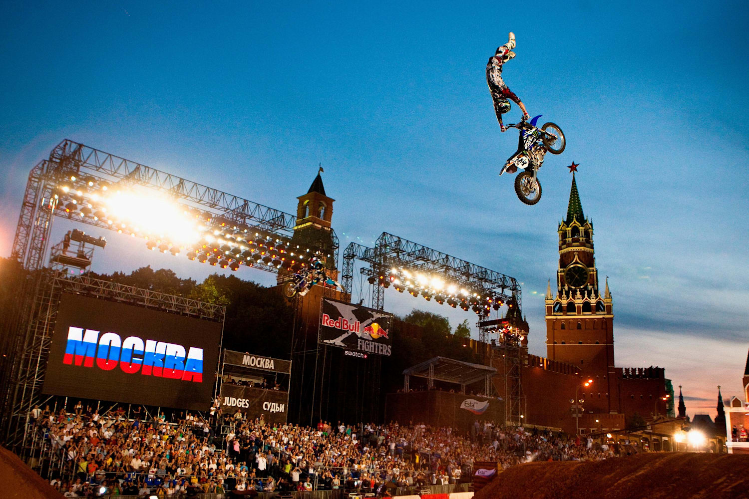 De Red Bull X-Fighters verbazen op het Rode Plein