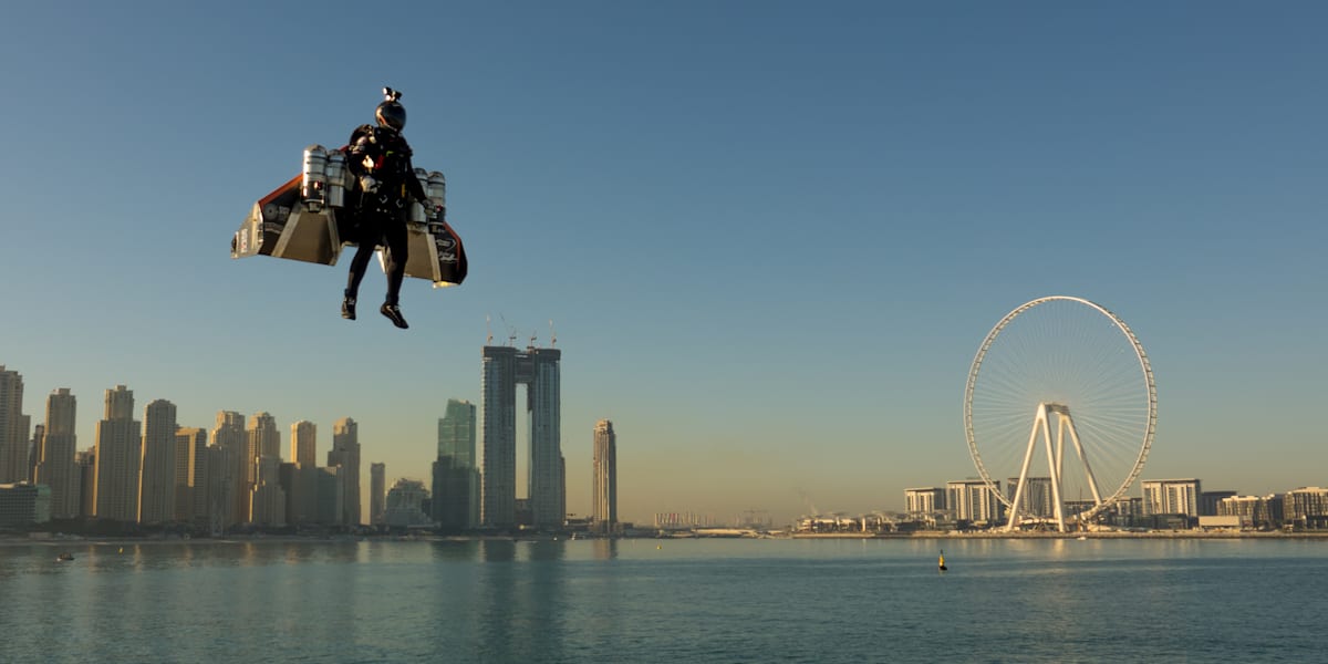 L'homme-avion Vince Reffet survole Dubaï en jetpack